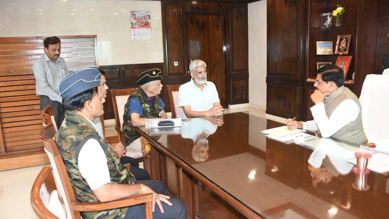 MP CM Mohan Yadav Meets Family of Twisha Sharma, Announces CBI Probe ...