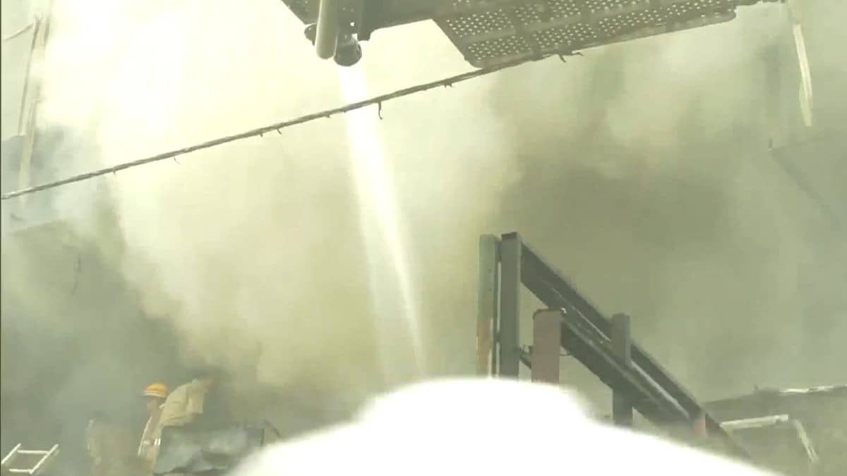Massive Fire Breaks Out at Coaching Centre in Lucknow's Aliganj ...
