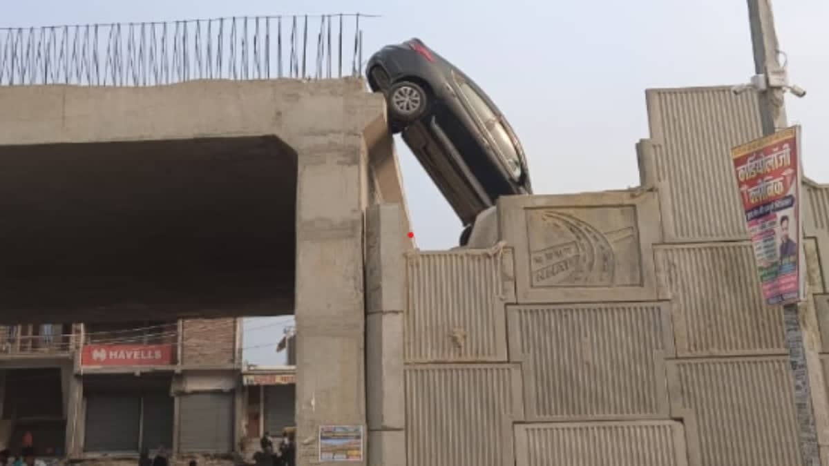 A Terrifying Incident Took Place Uttar Pradesh A Car Fell off an ...