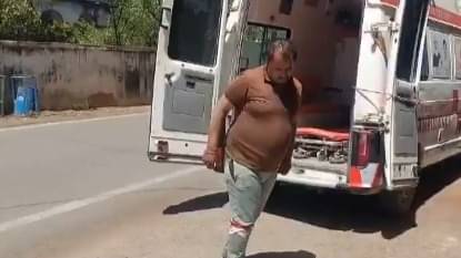 Watch: B.Com Teacher Caught Dancing Drunk on the Road in Madhya Pradesh’s Rewa | Republic World