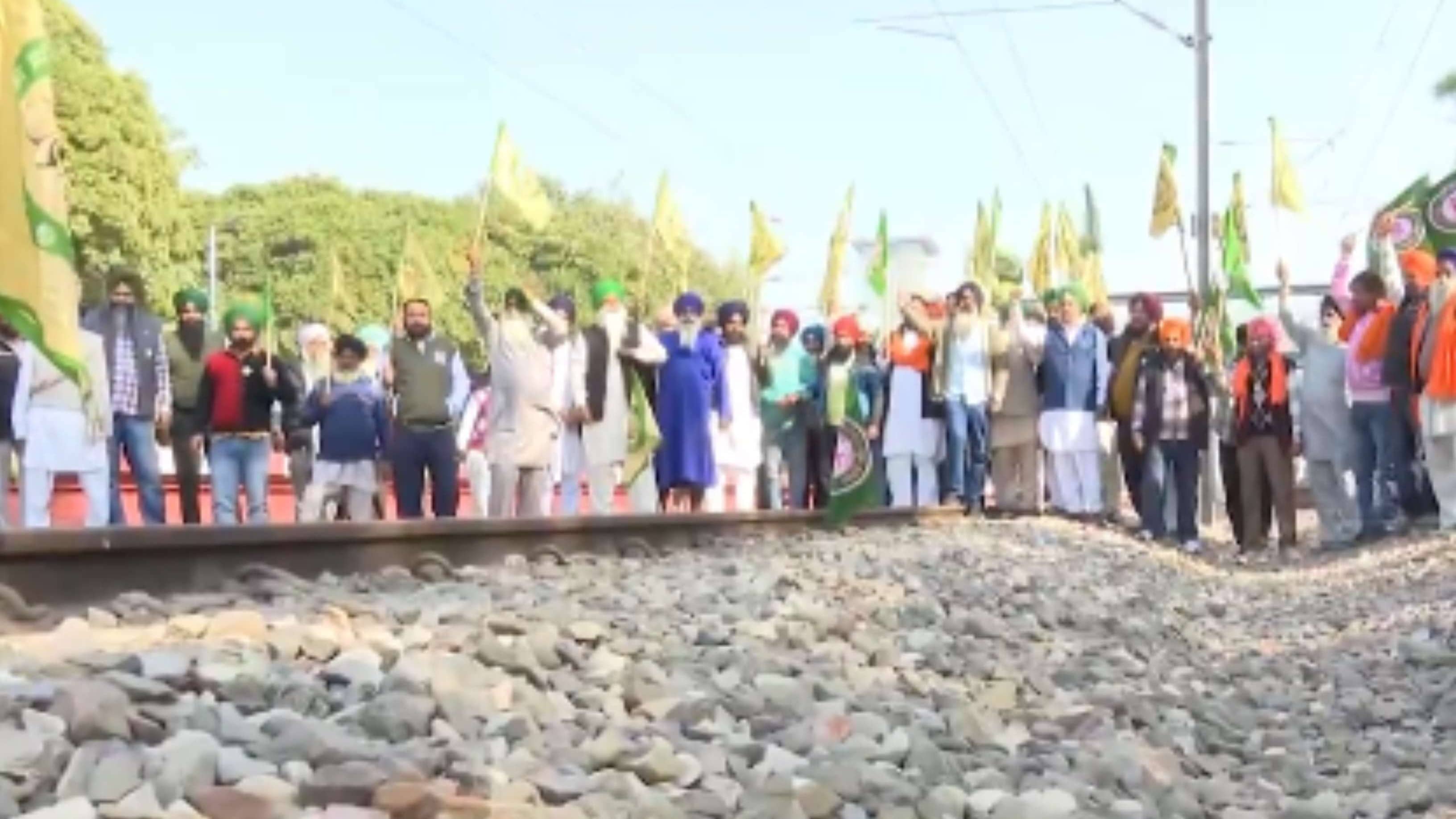 After 'Dilli Chalo', Farmers Begins 'Rail Roko' Protest in Punjab ...