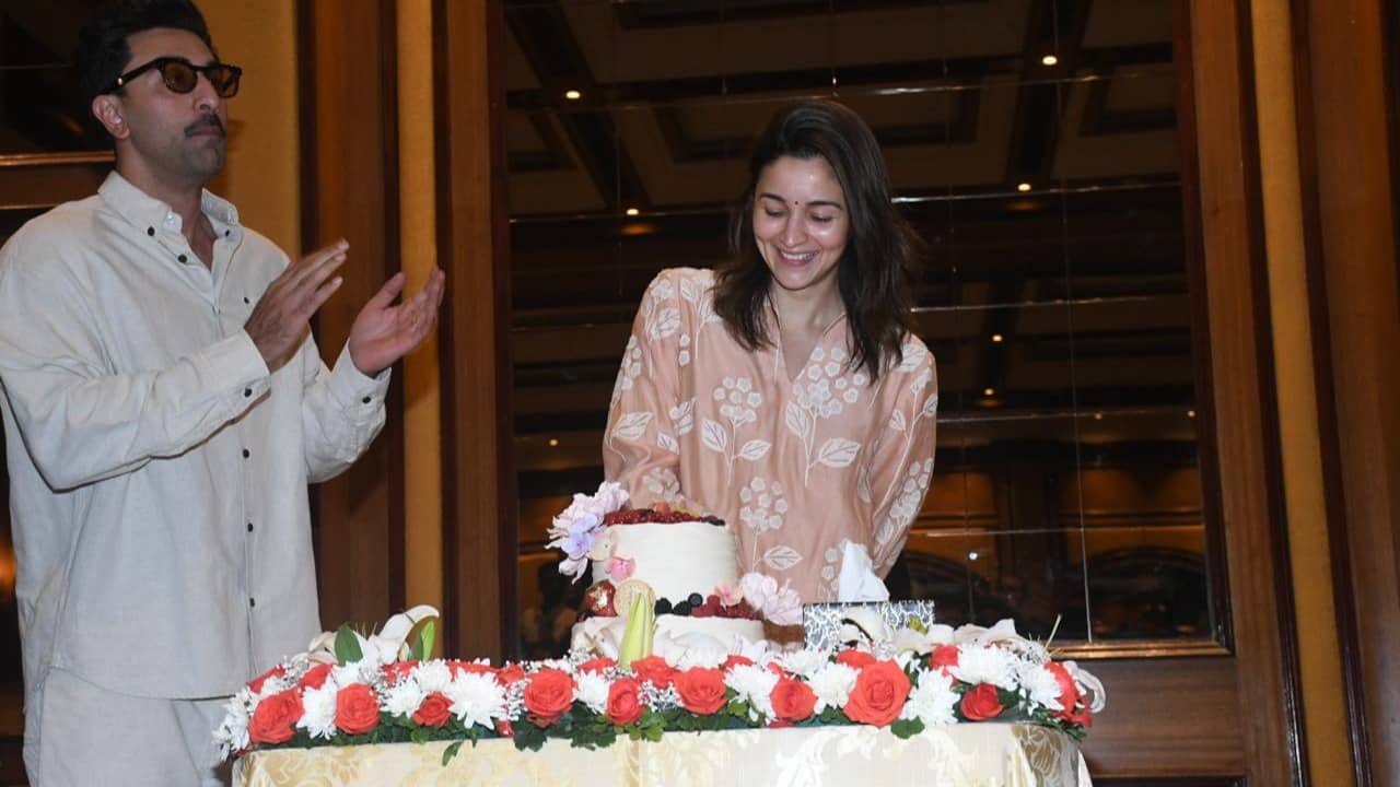 Alia Bhatt's ₹22K Chanderi Suit For Her Pre-Birthday Celebration Is A ...