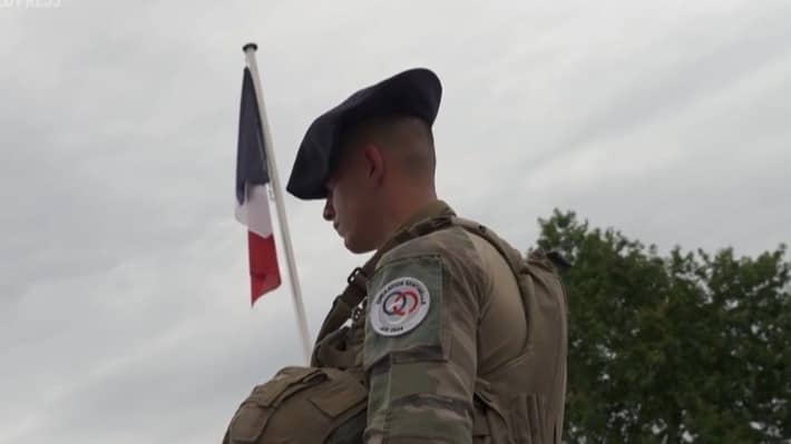 Attacker stabs and wounds French solider patrolling Paris ahead of the ...