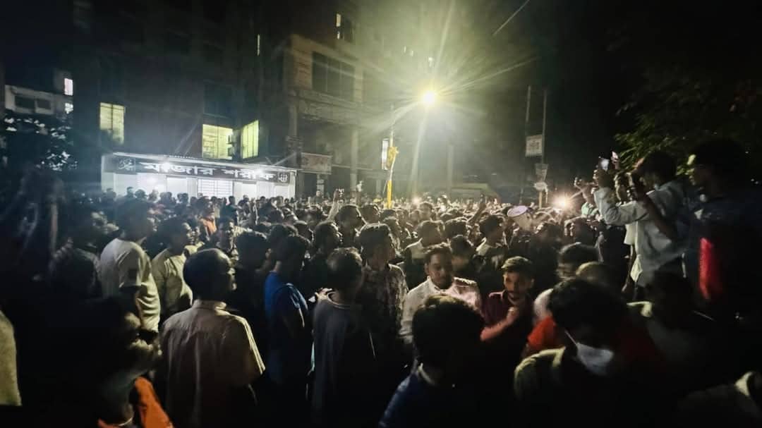 Over 20 Hurt as Bangladeshi Hindus, Demanding Release of ISKCON Monk Chinmoy Prabhu, Attacked ...