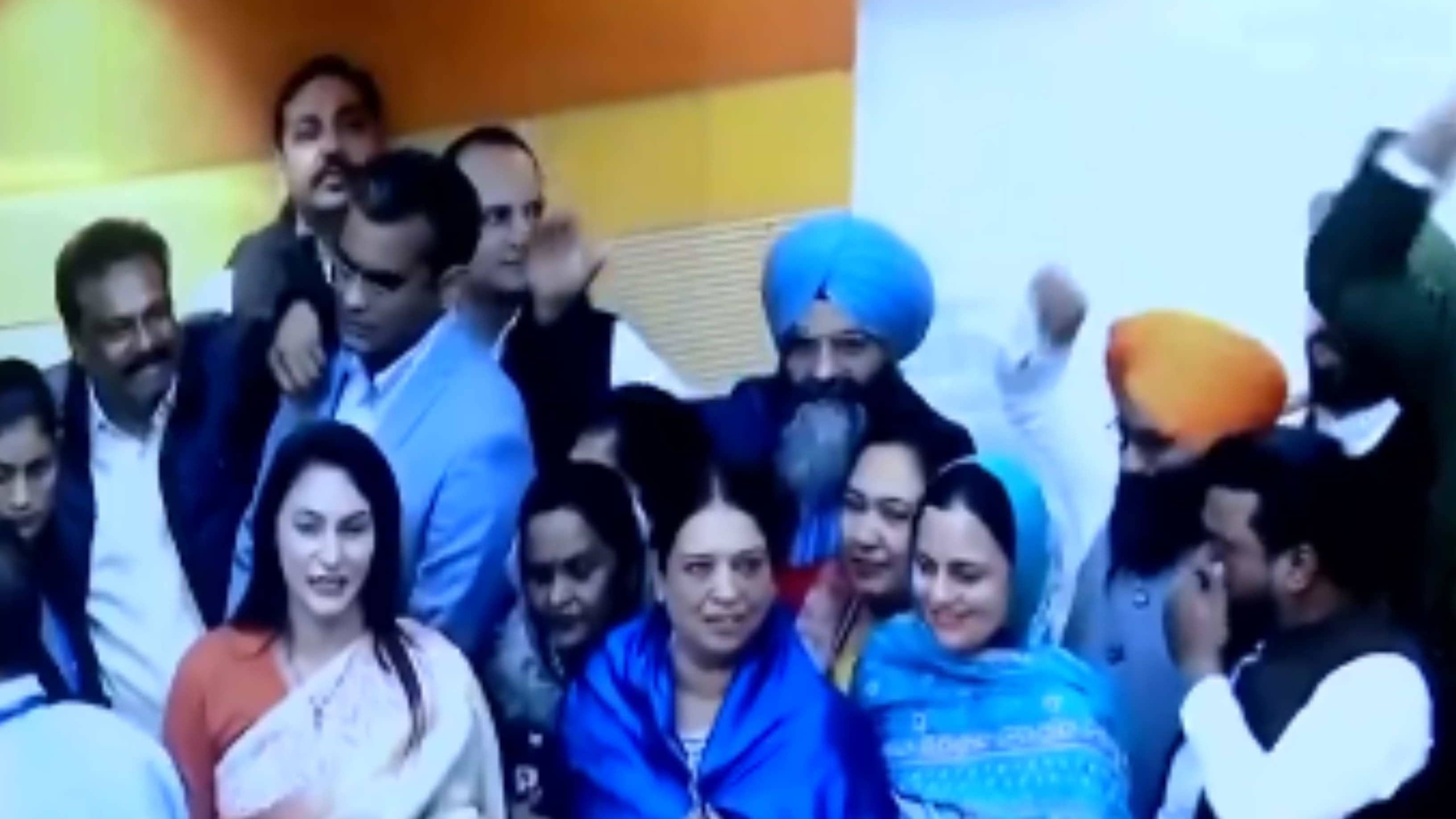 Big Setback for INDI, BJP's Harpreet Kaur Babla Wins Chandigarh Mayor Elections | Republic World