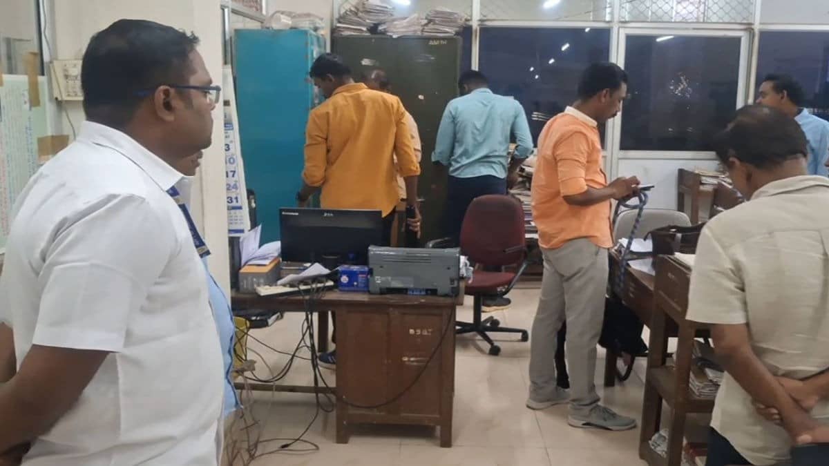 Hoax Bomb Threat at Trichy Collector’s Office: Bomb Squad and Sniffer ...