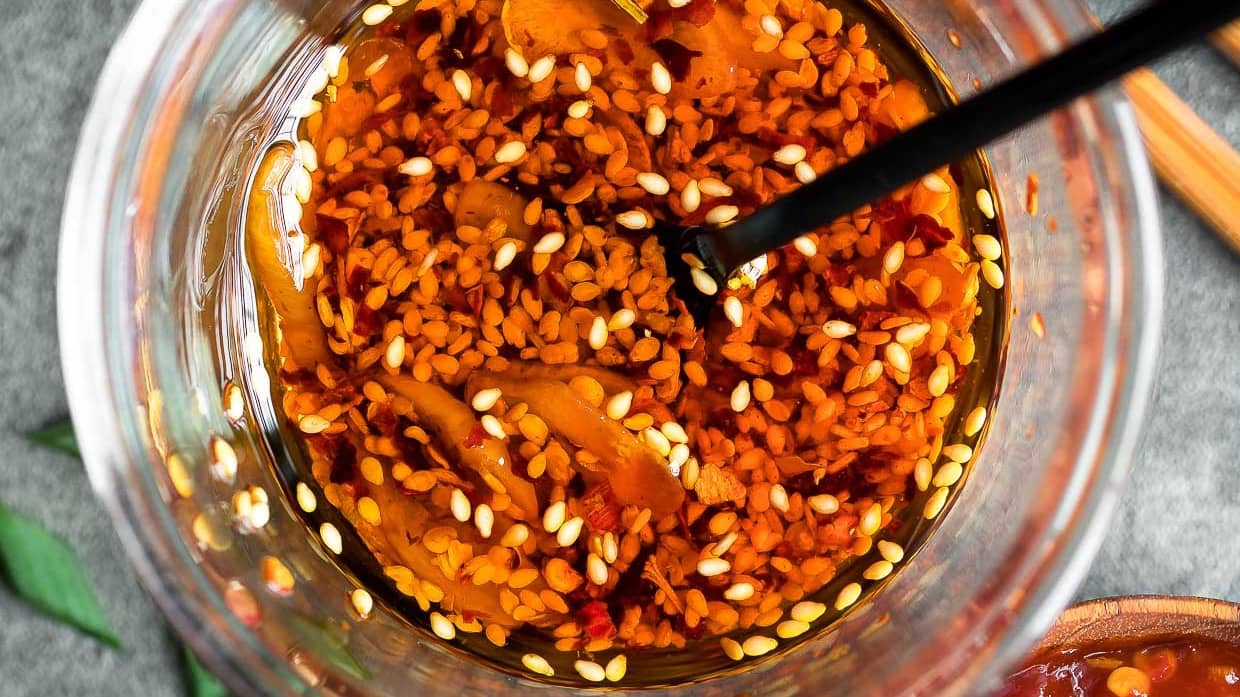 Make Your Own Chilli Garlic Oil For Momos, Noodles And More | Republic ...