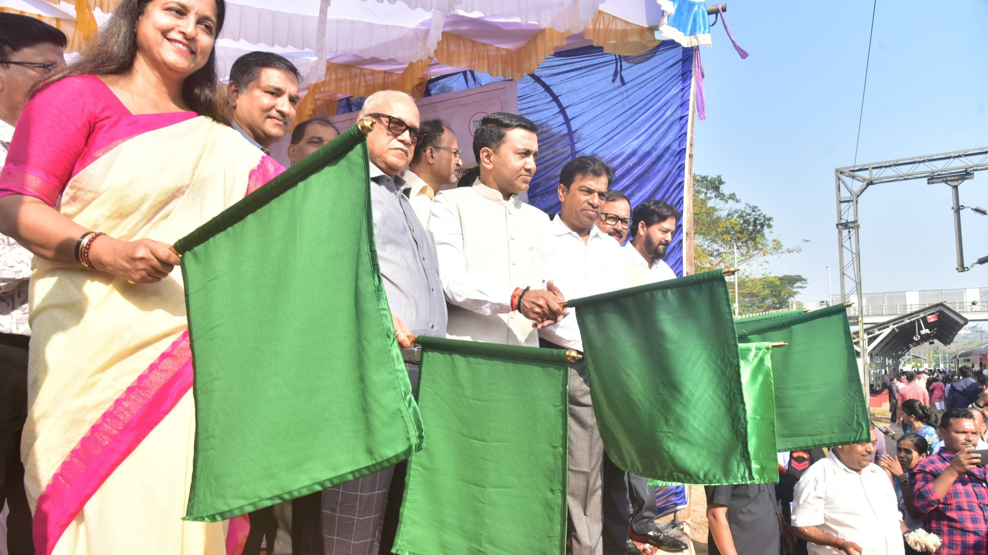 'Goa to Prayagraj': CM Sawant Flags Off Train Carrying Devotees to ...