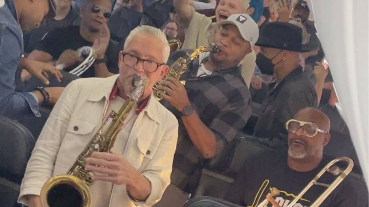 A Flight Delay Like None Other! Dave Koz Surprises Stranded Passengers ...