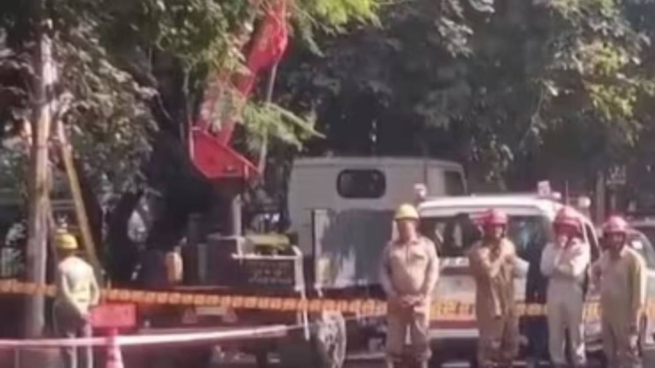 BIG BREAKING: दिल्ली के प्रशांत बिहार में ब्‍लास्‍ट, मौके पर मिला संदिग्ध सफेद पाउडर | Republic ...