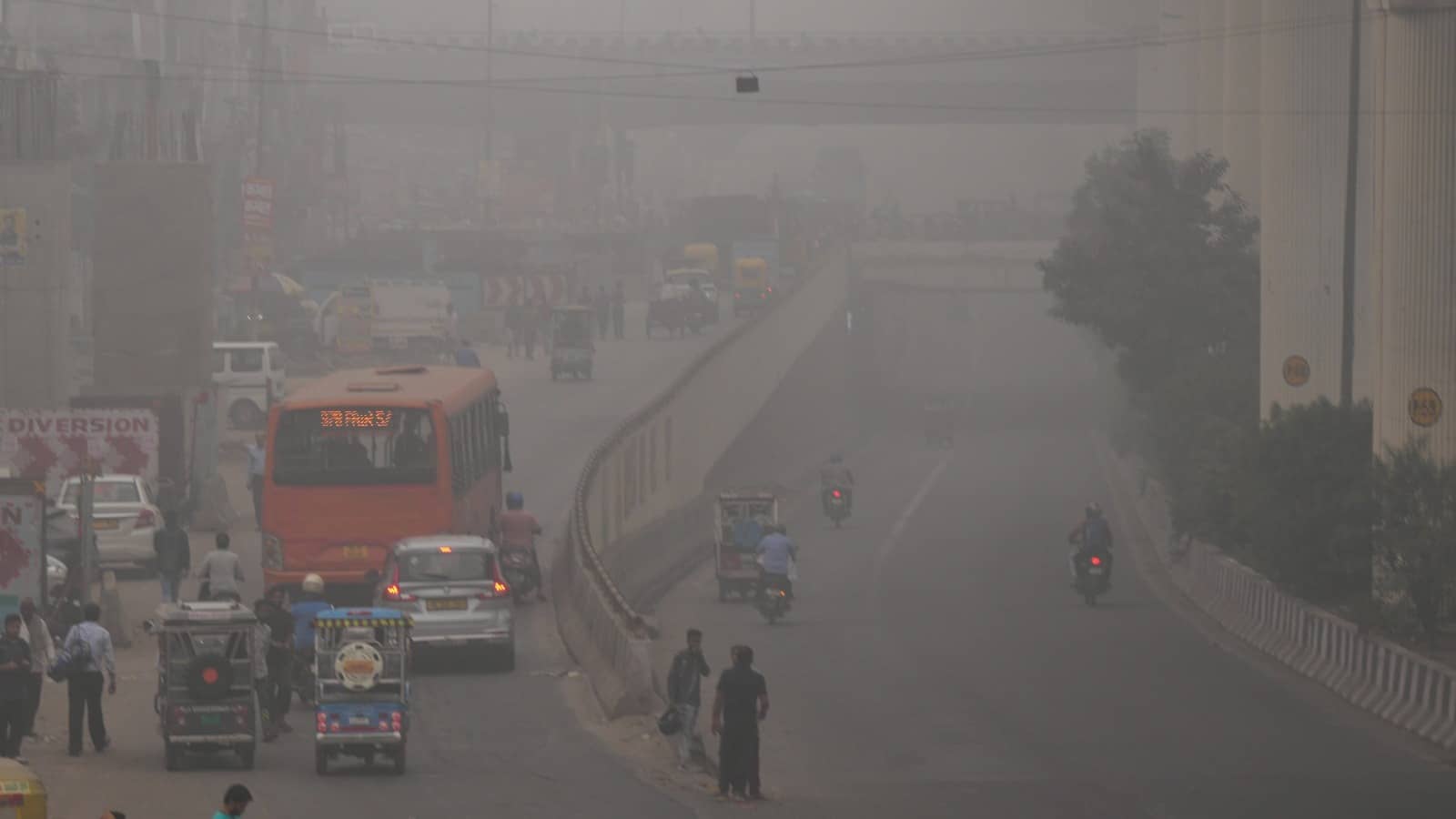 Delhi Suffers Low Visibility and Breathlesness; AQI Drops Down to 361 ...
