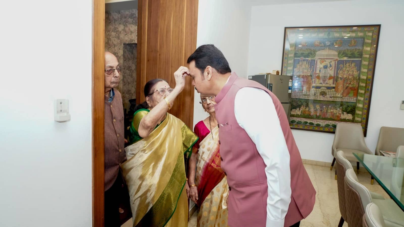 Devendra Fadnavis' First Photo Ahead of Swearing-In, Seeks Mom's ...