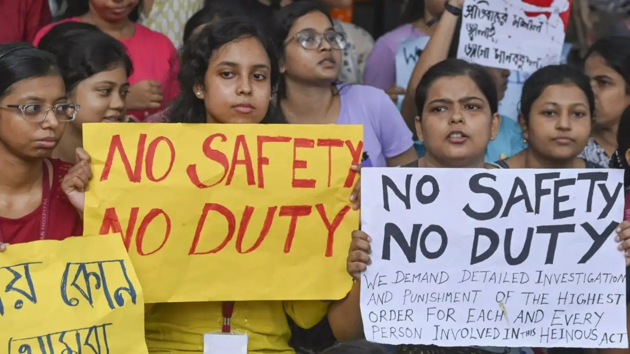 Kolkata Horror: Junior Doctors' Protest Outside Swasthya Bhavan For 3rd ...