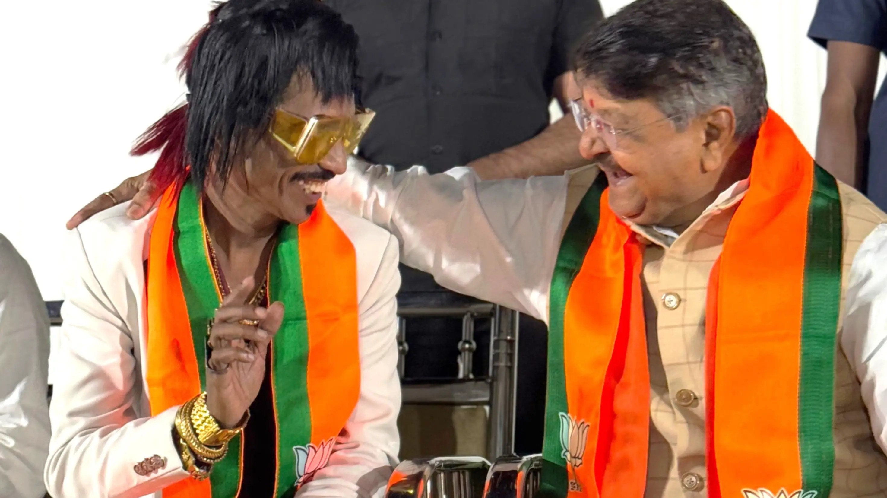 Dolly Chaiwala at BJP Rally in Nagpur: Kailash Vijayvargiya Shares Photo | Republic World