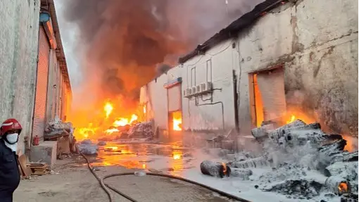 Delhi: Huge Fire Breaks Out At Plastic Factory In Alipur | Republic World