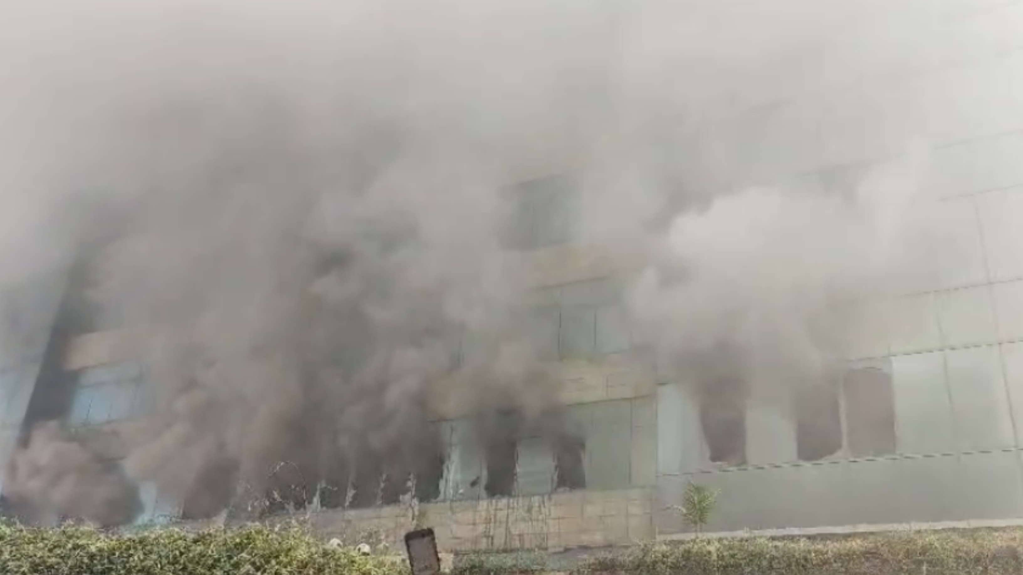 Fire Breaks Out in Seven-Storey Building in South Mumbai, Dark Plume of ...