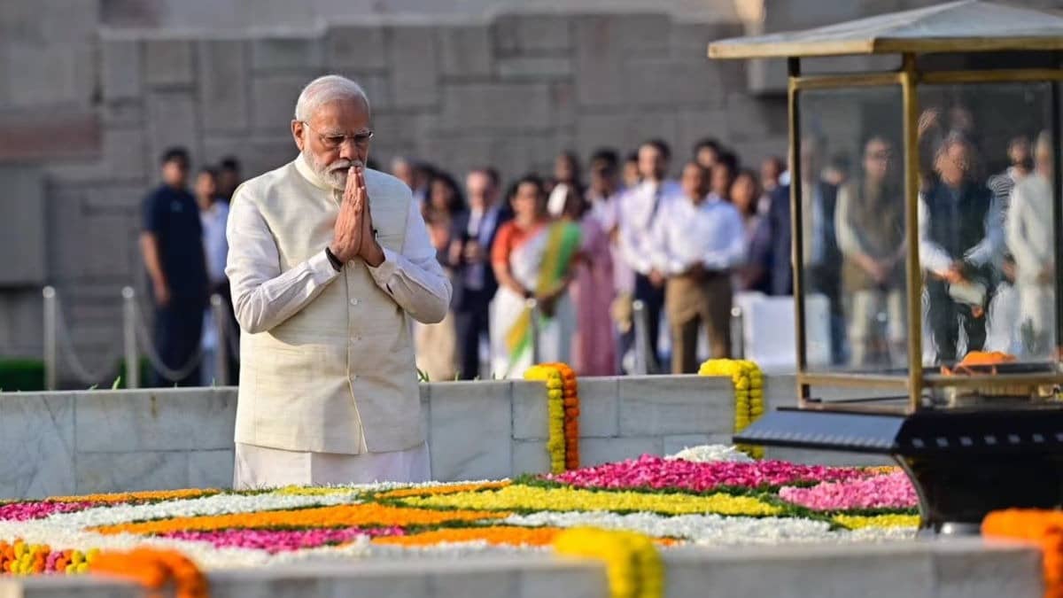 On Gandhi Jayanti, PM Modi pays floral tribute to Mahatma Gandhi at Raj ...