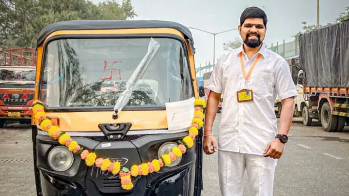 Graphic Designer Turns Rickshaw Driver: Netizens Say It Take Courage ...