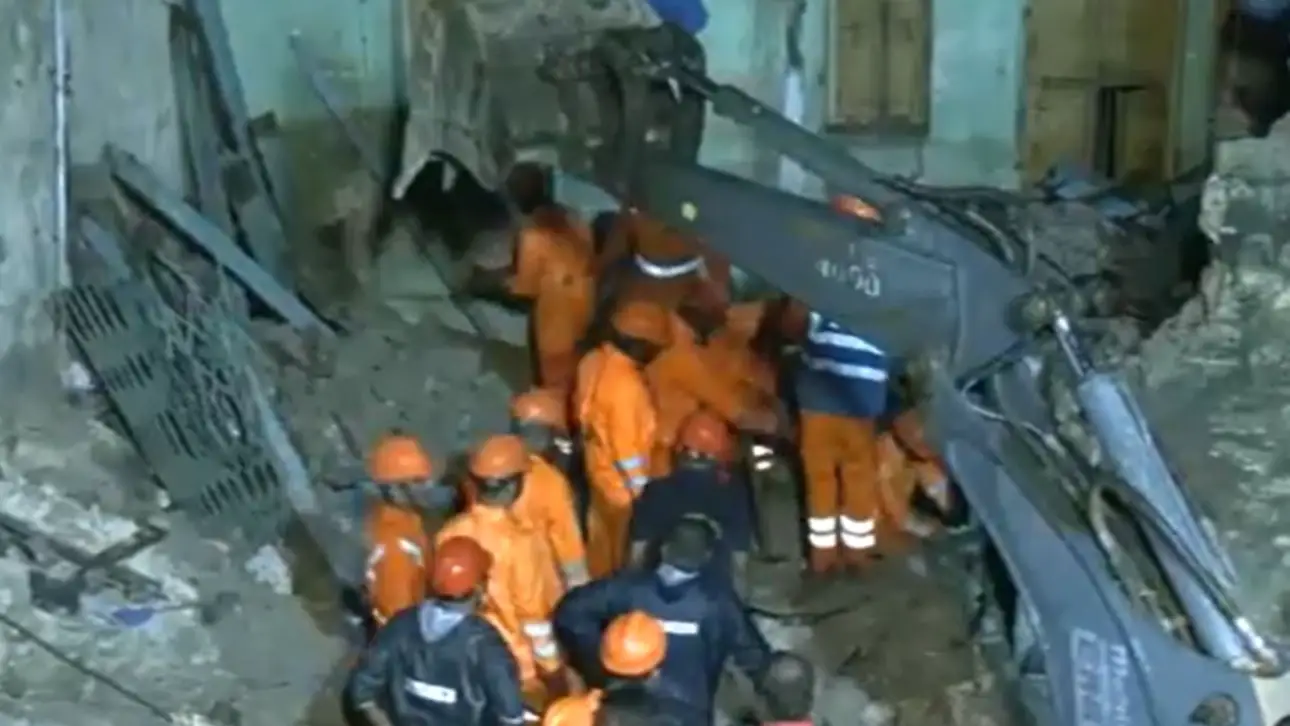 3 Killed, 5 Rescued After Building Collapse in Gujarat amid Heavy Rain ...