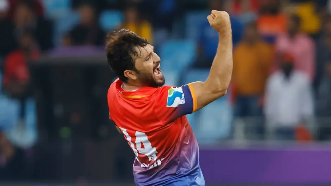 ILT20 2025: Dubai Capitals Hold Nerve to Beat MI Emirates by 1 Run In ...