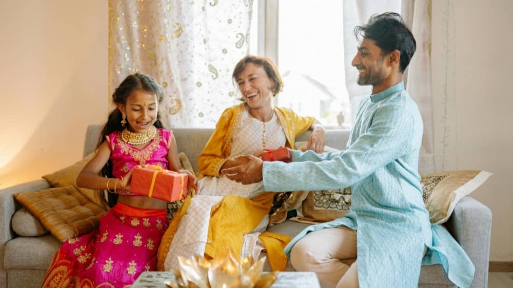 What Is Bhai Dooj? Find Out How People Celebrate This Sibling Bond ...
