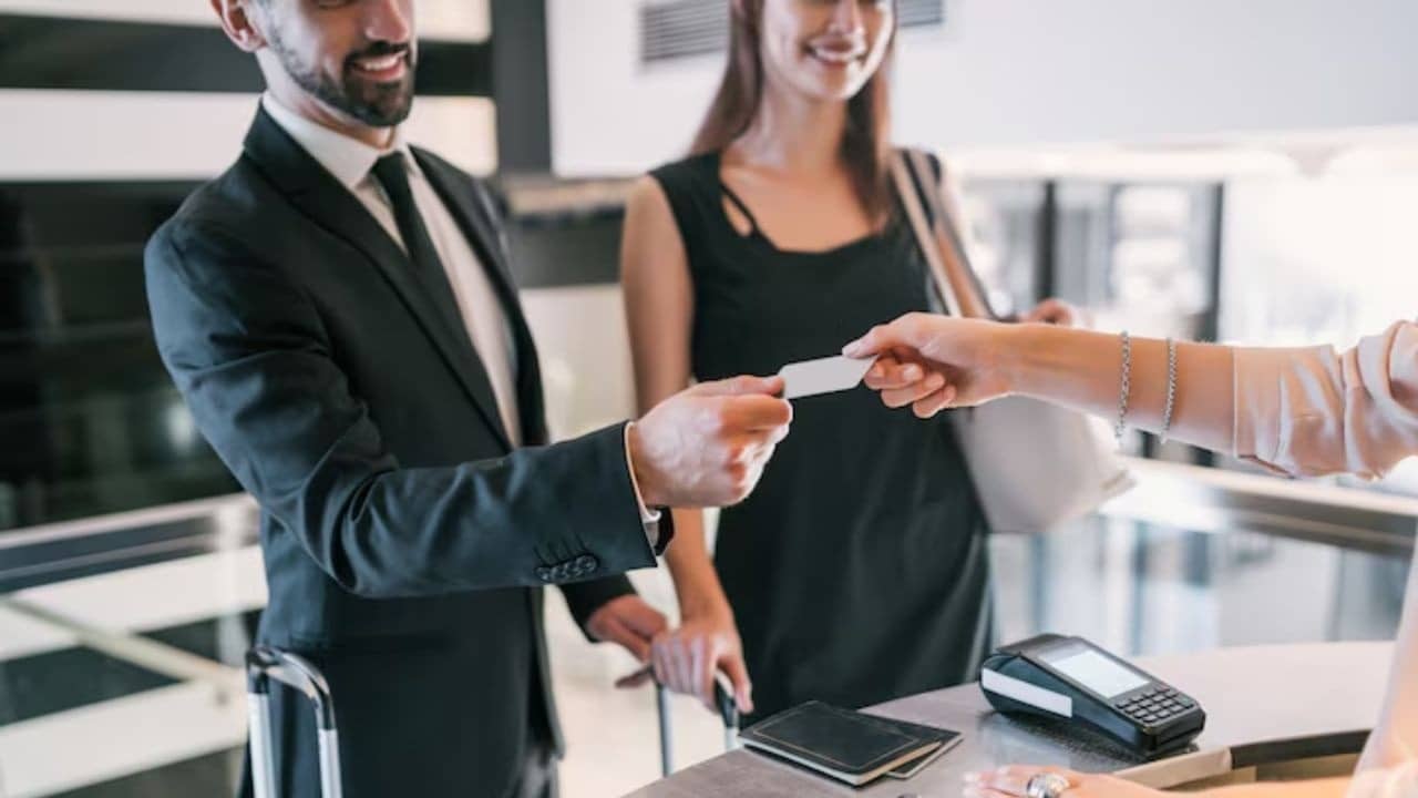 Hotel Check-In Timings: होटल वाले दोपहर 12 बजे ही क्यों रखते हैं चेक-इन ...