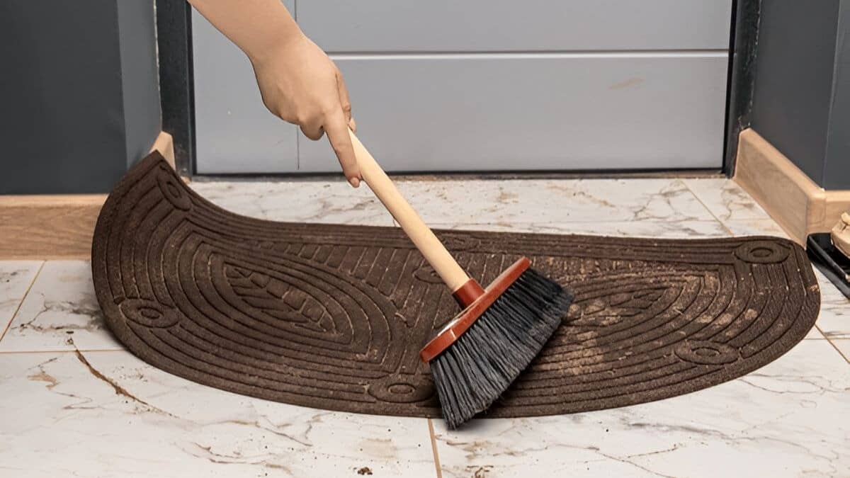 Dirty Doormat: बारिश के दिनों में गंदगी से भर गया है पायदान? डिटर्जेंट ...