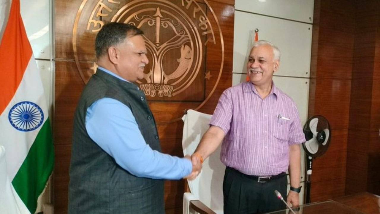 1988 बैच के IAS मनोज कुमार बने यूपी के नए मुख्‍य सचिव, संभाला कार्यभार | Republic Bharat