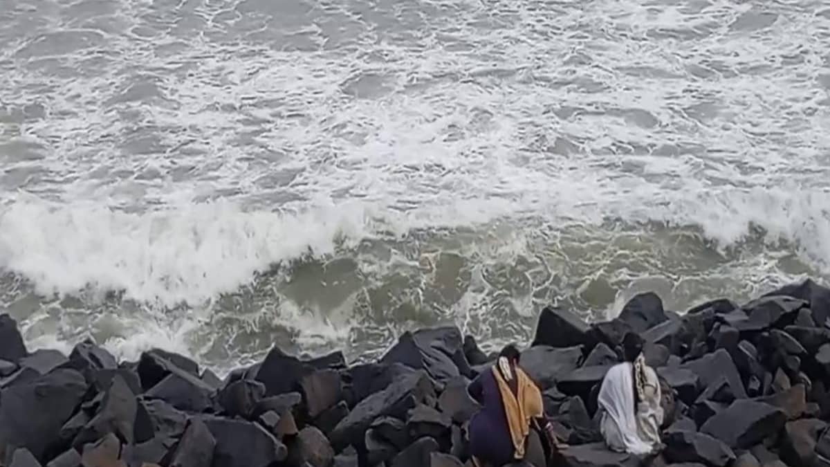 IMD Issues Red Warning in Parts of TN, Puducherry as Cyclone Ditwah ...