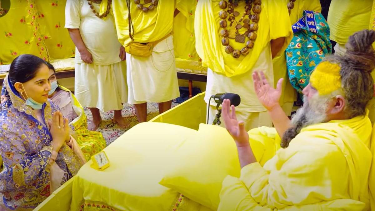 Premanand Maharaj: प्रेमानंद महाराज के दर्शन करने पहुंची जया किशोरी ...