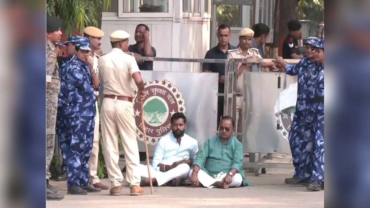 JD(U) MLA Gopal Mandal Sits On Protest At CM Nitish Kumar's Residence ...