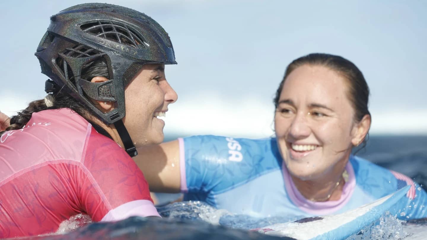 Defending women's champion loses as Olympic surfing competition resumes ...