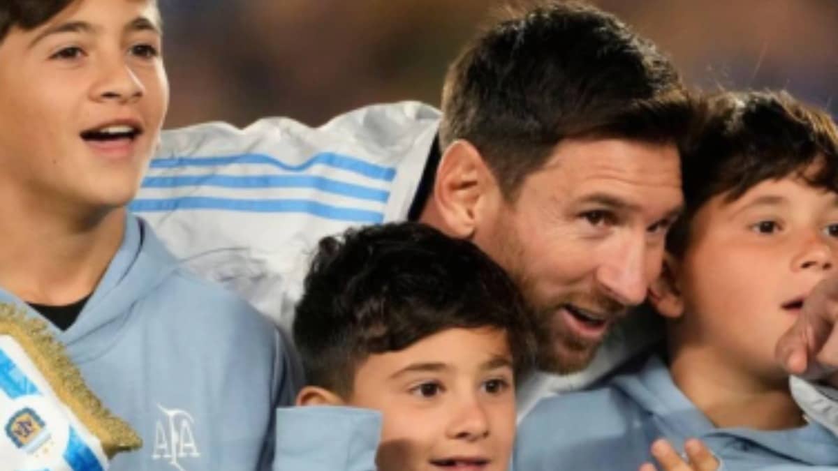 ADORABLE! Lionel Messi Hugging And Kissing His Kids After Farewell ...
