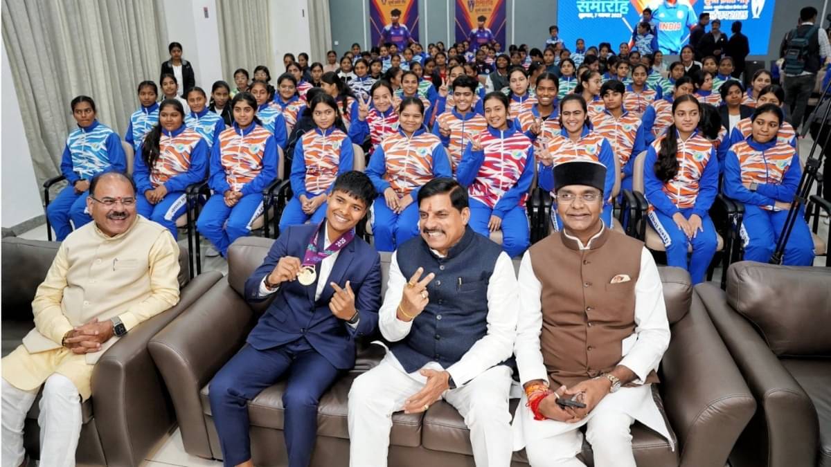 Madhya Pradesh CM Mohan Yadav Felicitates Pacer Kranti Gaud Following ...