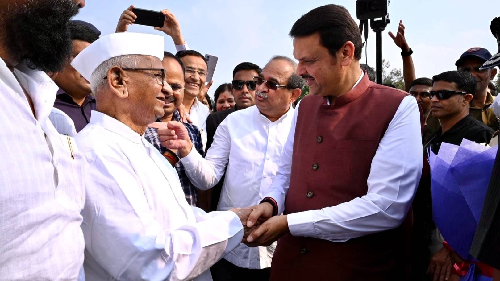 Maharashtra CM Devendra Fadnavis Meets Anna Hazare In Ahmednagar, Seeks ...