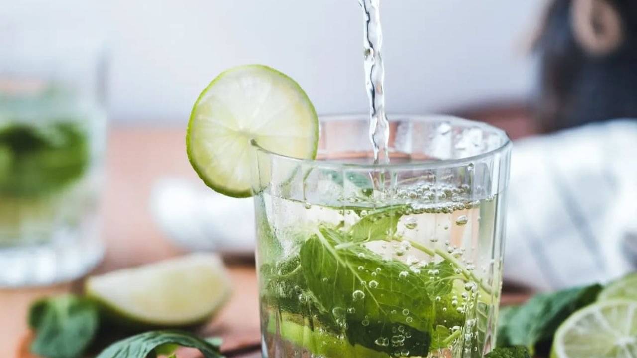Drinking Mint Water In The Morning Is The Refreshing Game-Changer You ...