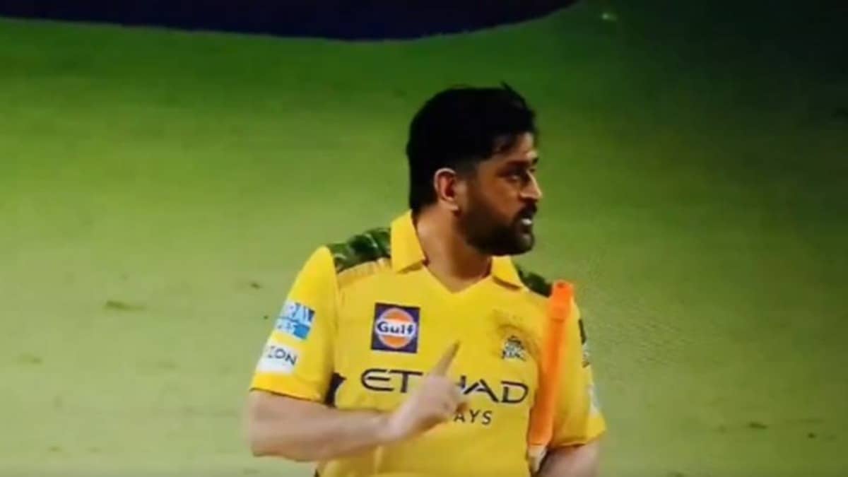 MS Dhoni Wins Hearts Again With His Gesture Towards Young KKR Player ...