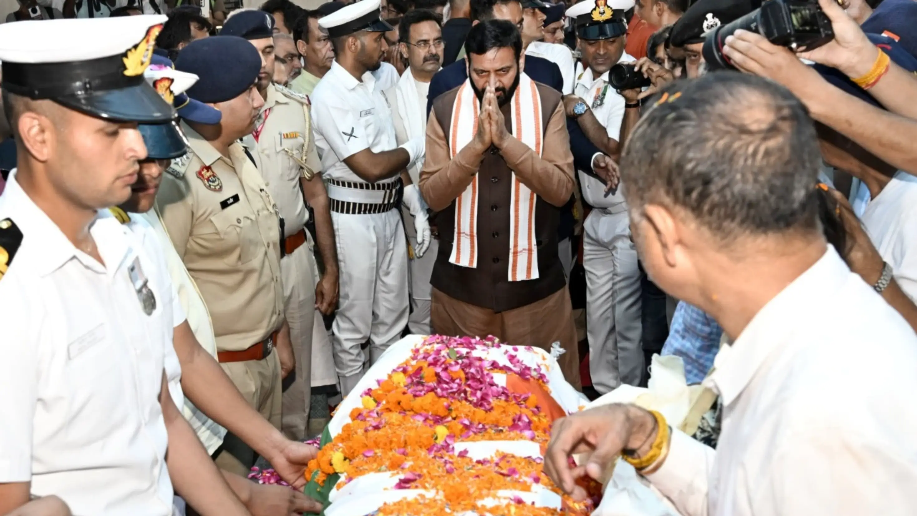 Pahalgam Terror Attack: Navy Lieutenant Vinay Narwal's Sister Appeals ...