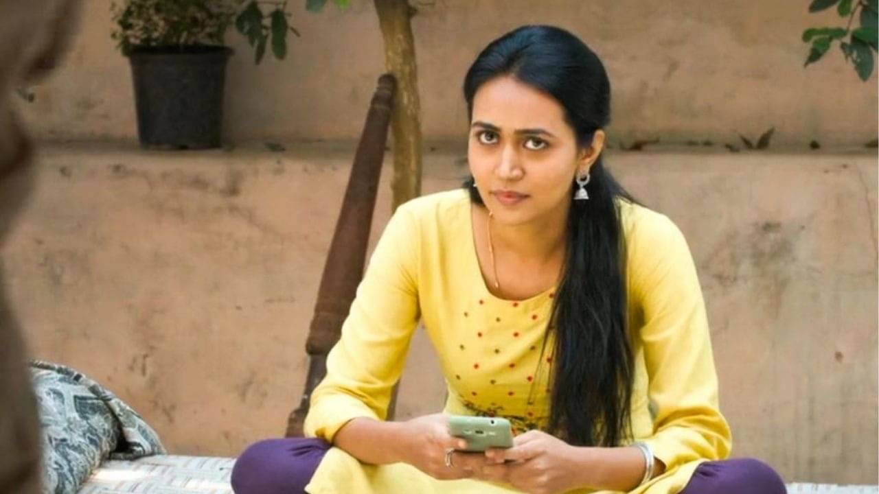 Panchayat's Rinki Aka Saanvika Reveals Not Being Comfortable Kissing ...