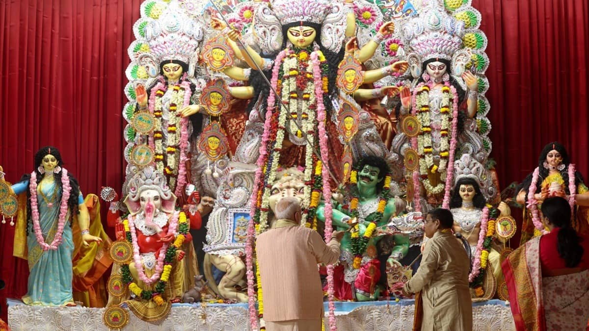 PM Modi Participates In Durga Puja Celebrations At Delhi's CR Park ...