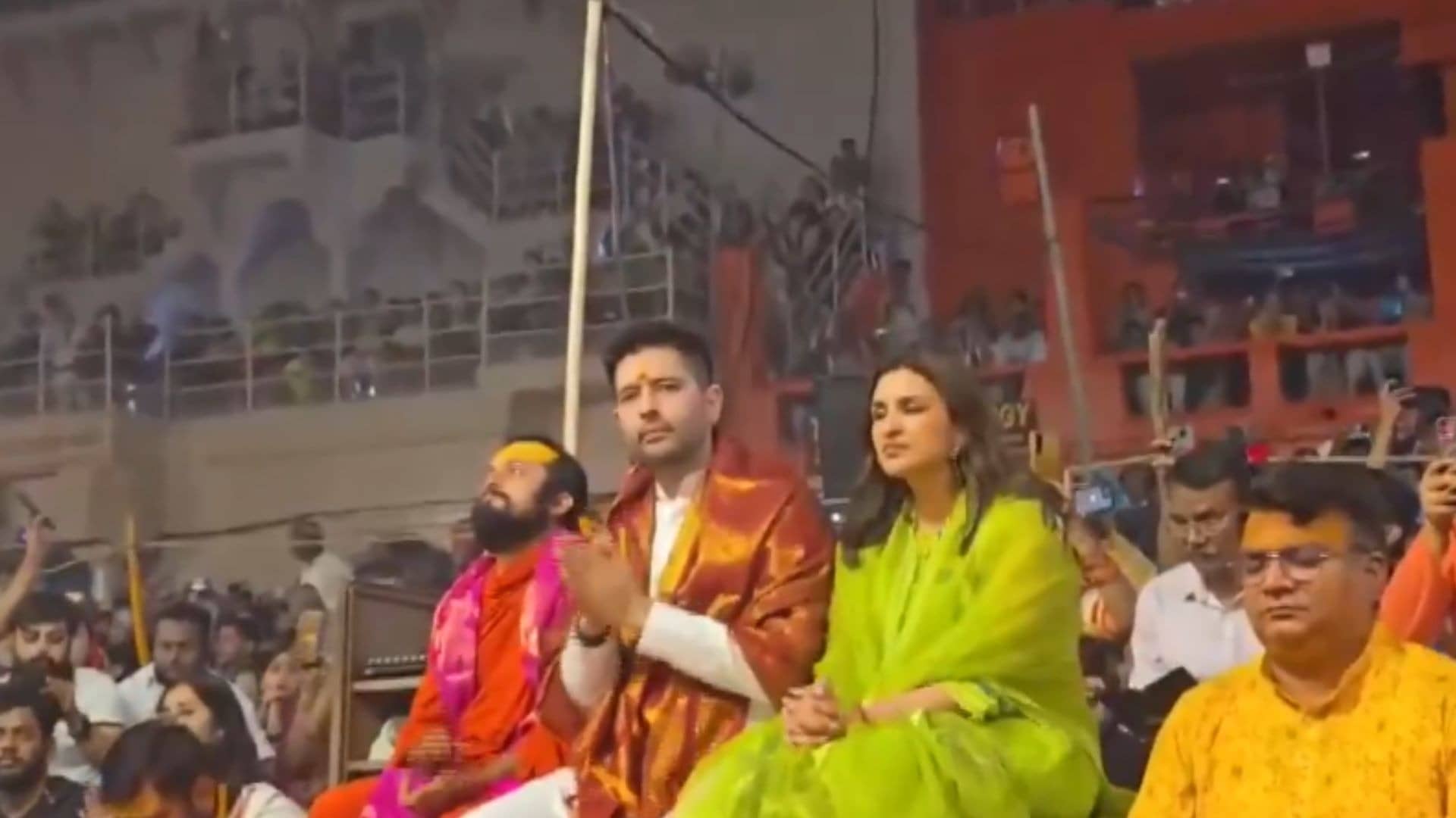 Varanasi: दशाश्वमेध घाट पहुंचे Raghav Chaddha और Parineeti Chopra, गंगा ...
