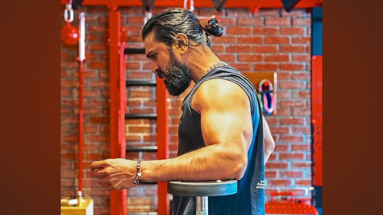 Ram Charan Flaunts Toned Biceps As He Gets Into The 'Beast Mode' For ...