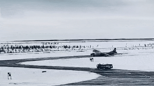 No Less Than A Movie Scene: Aircraft Snowdrifts After Landing Gear ...