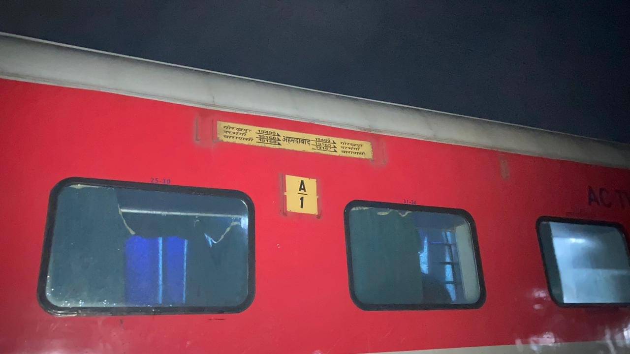 Elderly Man Assaulted Inside Train on Suspicion of Carrying Beef, Video ...