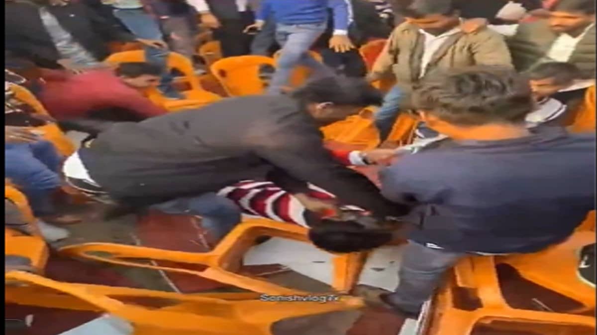 Samosa Fight Ensues In Middle Of PM Modi's Speech In Lucknow | WATCH ...