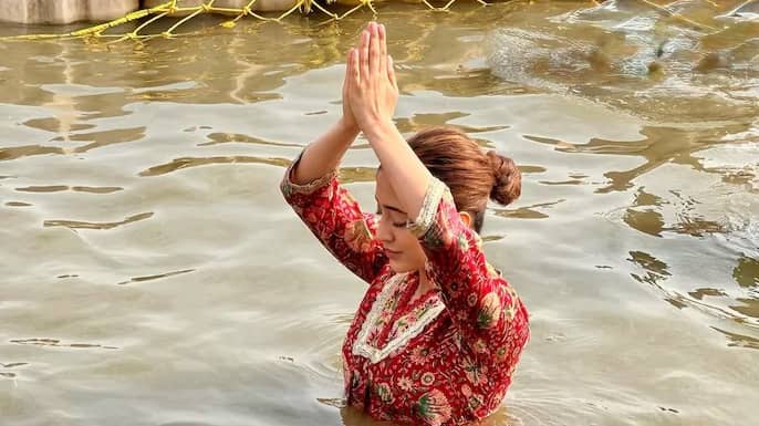 Yeh Rishta Kya Kehlata Hai Actress Shivangi Joshi Takes Holy Dip At ...