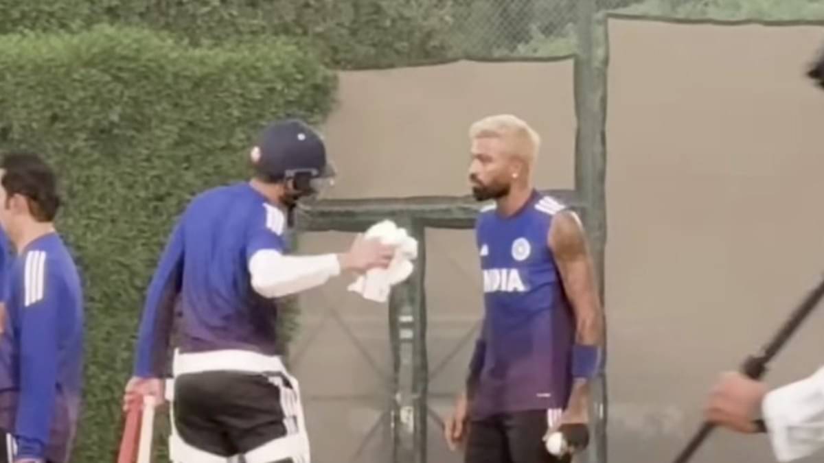 Shubman Gill Gives Batting Tips to Hardik Pandya Ahead of India-UAE Asia Cup 2025 Match; Picture ...