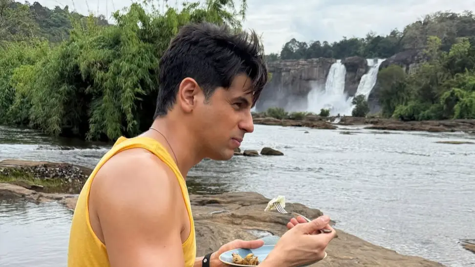 'Param' Sidharth Malhotra Takes Fans On The Sets Of Param Sundari | Republic World