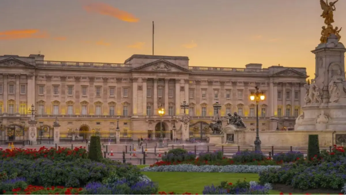 INSIDE the Buckingham Palace - Virtual Tour of Royal Residence | Republic World