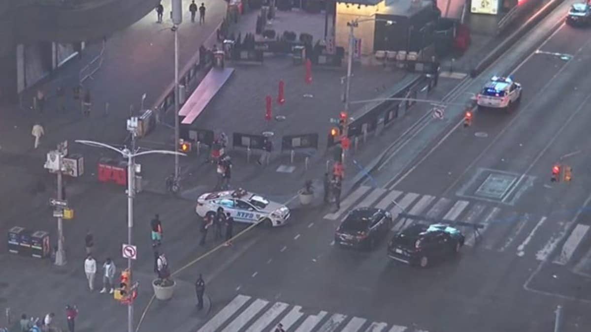 Times Square Shooting Leaves Three Wounded, 17-Year-Old Suspect In NYPD ...